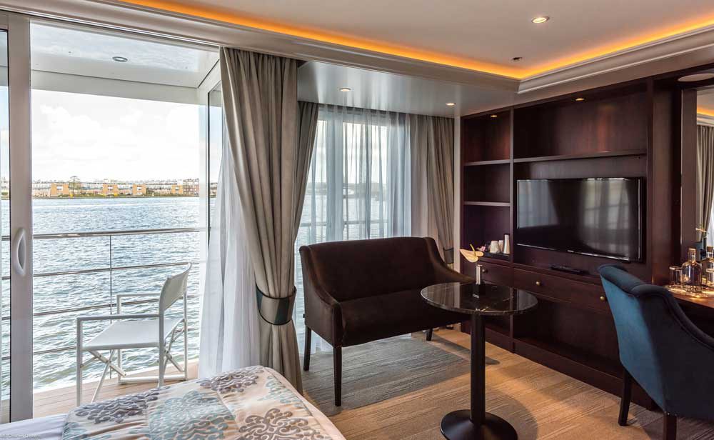 Hotelships Holland | Hotelship Dusseldorf, MS Charles Dickens***** as a ...